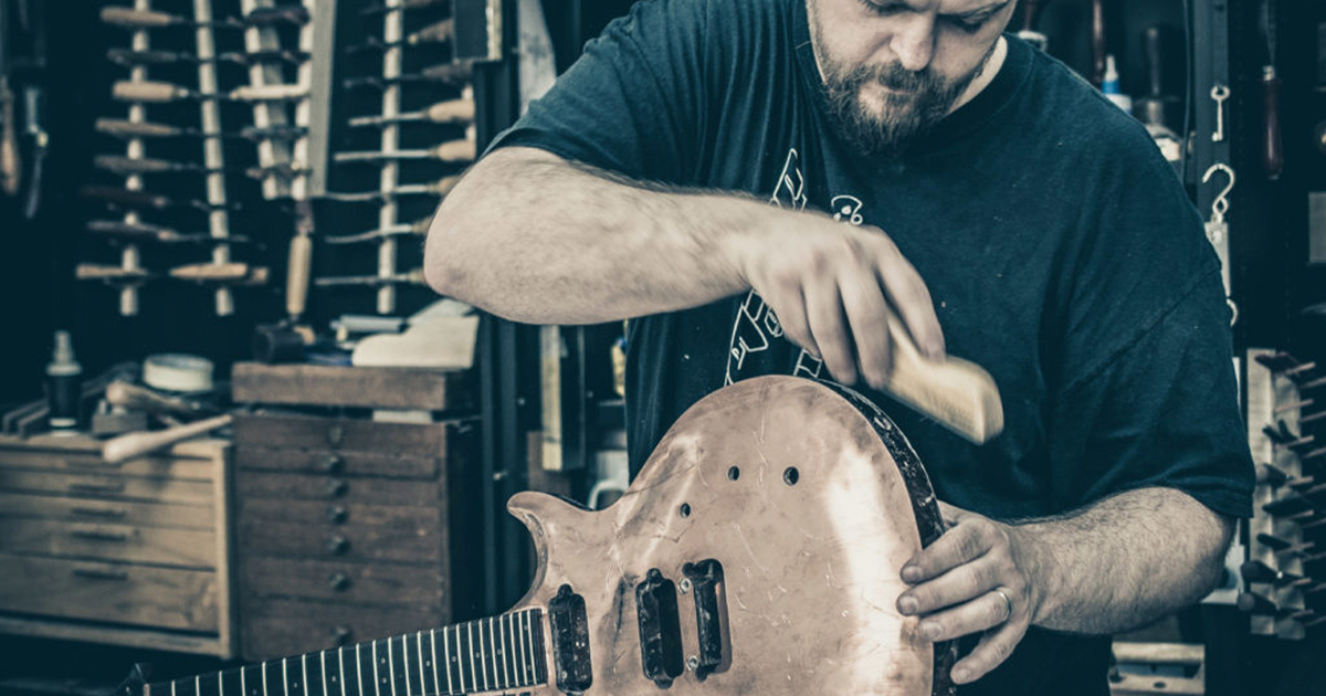 O que um luthier faz?